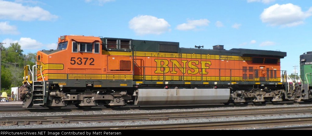 BNSF 5372